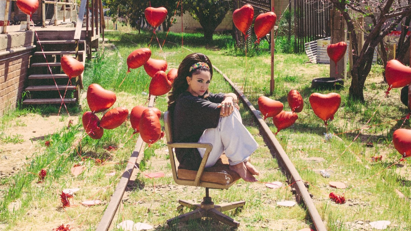 Julia Michaels dévoile le nostalgique « Love Is Weird » ! - LIVE ACTU