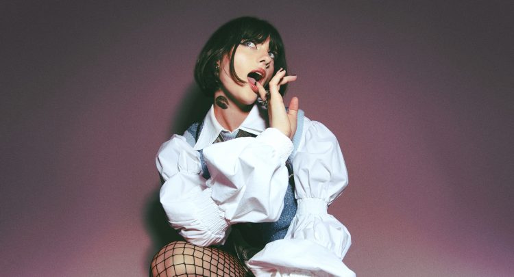 EMELINE sans filtre face aux relations toxiques dans « feelings